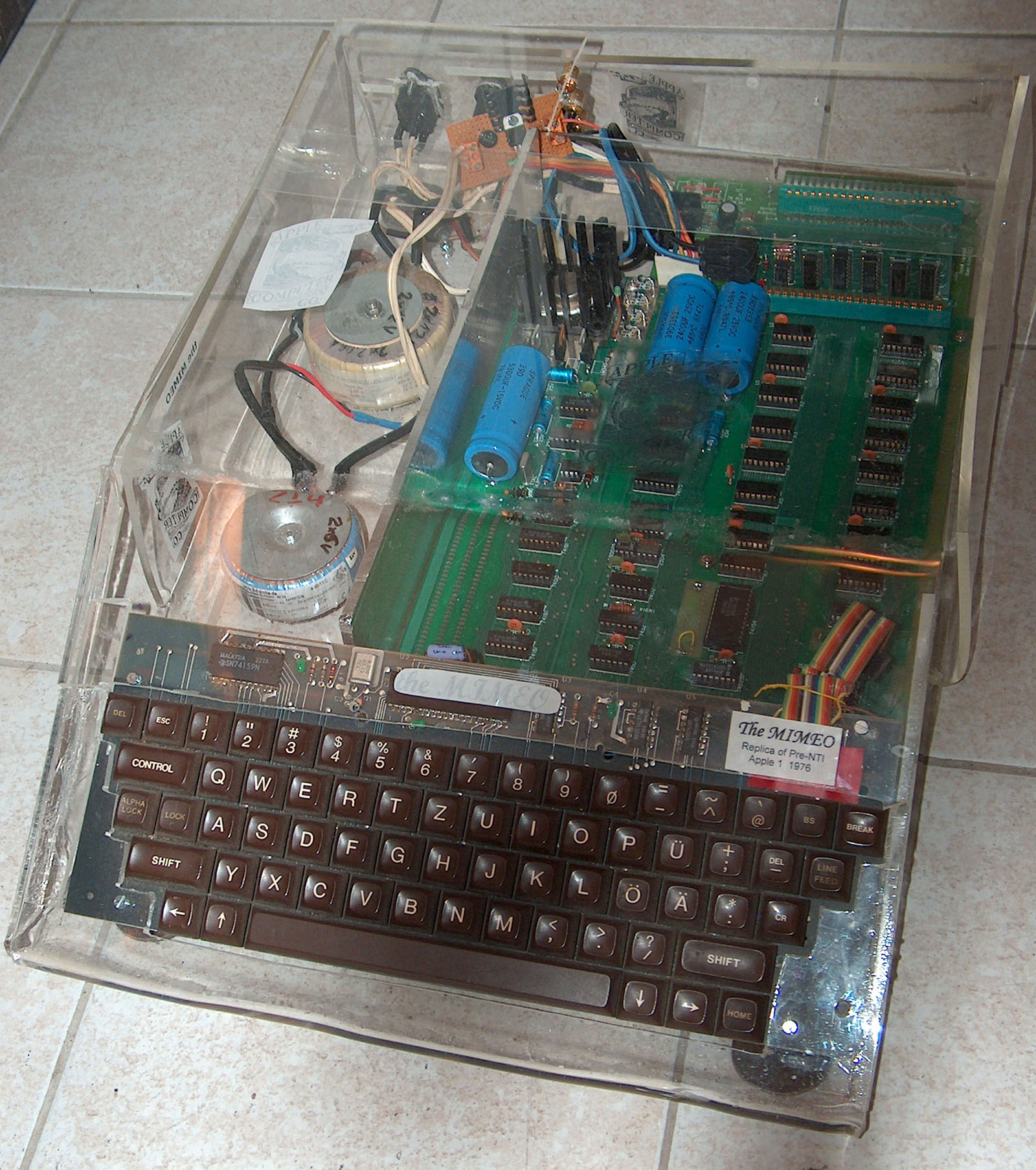 AppleBox - Apple 1 about the MIMEO replica